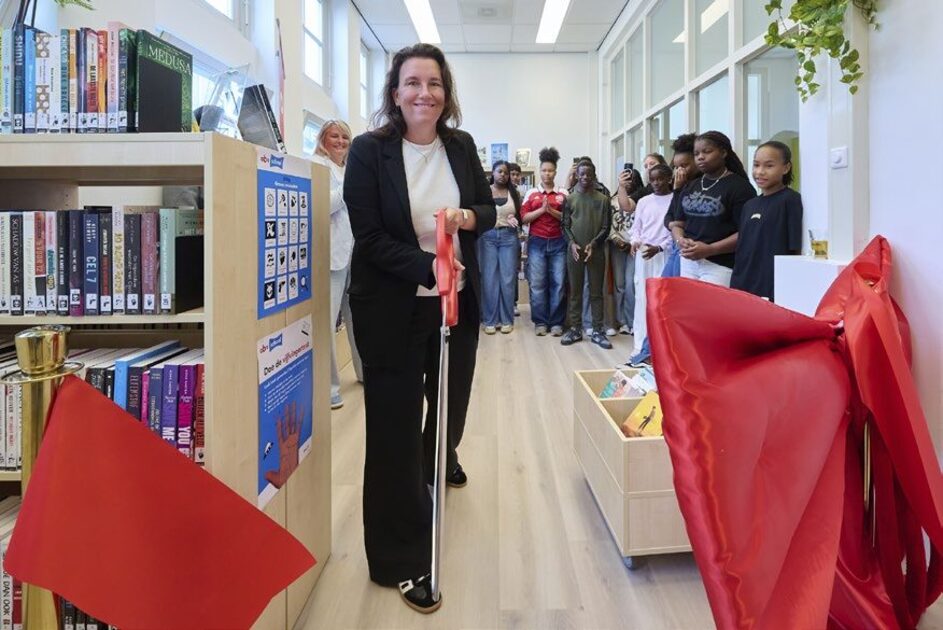Stadsdeelbestuurder Flora Breemer opent nieuwe bibliotheek College ZUYD